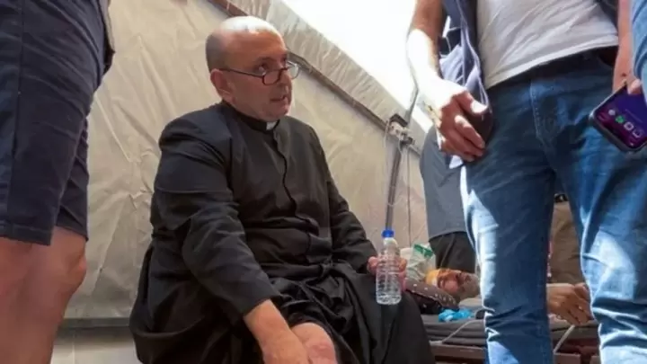 Gabriel Romanelli, párroco de la única iglesia católica en Gaza ...